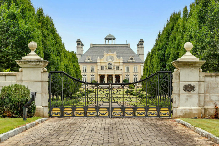 Luxurious Gates close this exclusive mansion | Luxury Safes